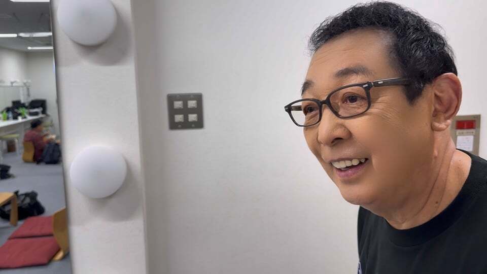 出来立てホヤホヤのアルバムをメンバーに配るまっさん | さだまさし月額公式サイト Mass@Mania